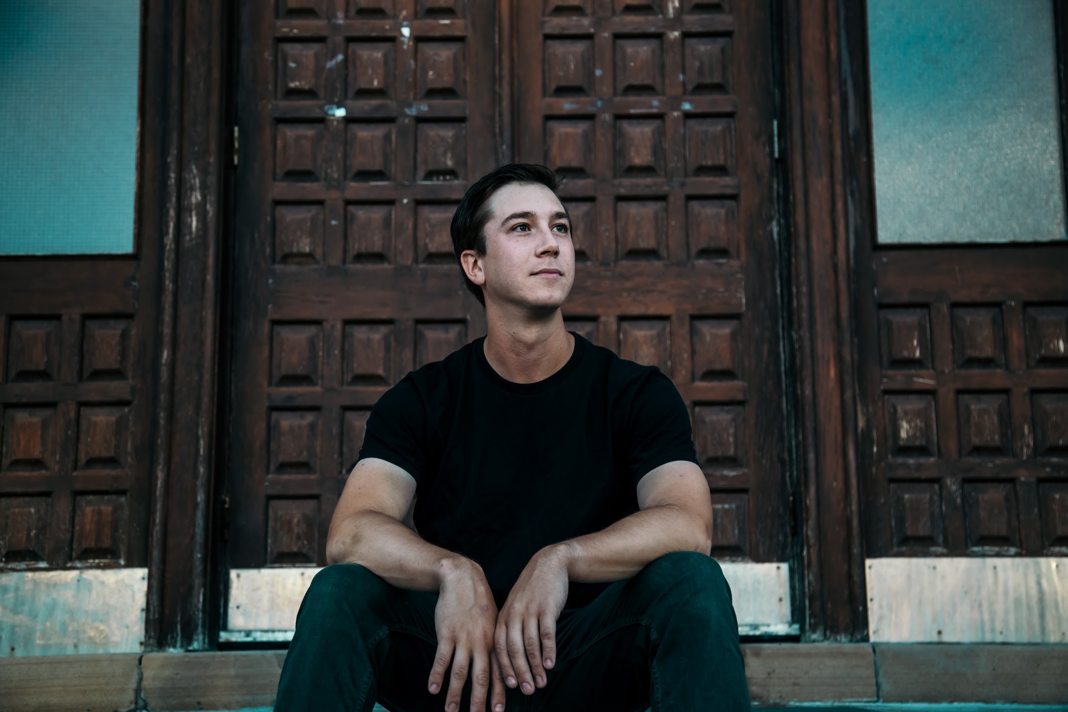 Attlas lanza su segundo álbum este año, “Out here with you”